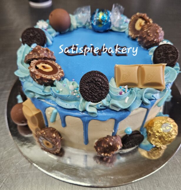 Blue dripping cake - SATISPIE BAKERY
